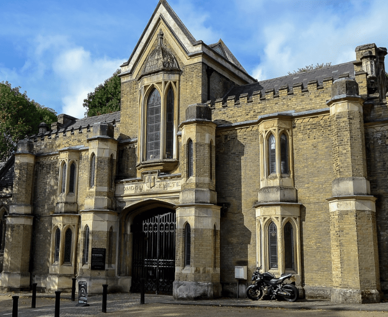 Highgate Cemetery: Legends, Lores and The Haunting Of The Highgate ...